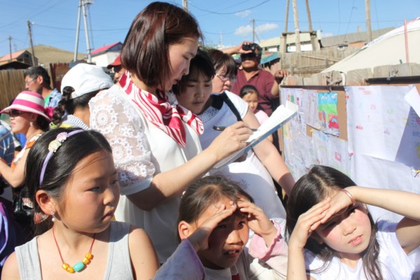 Чингэлтэй дүүргийн хүүхдүүд гудамжныхаа тухай зураг зурж шүлэг талархалын захидал бичжээ