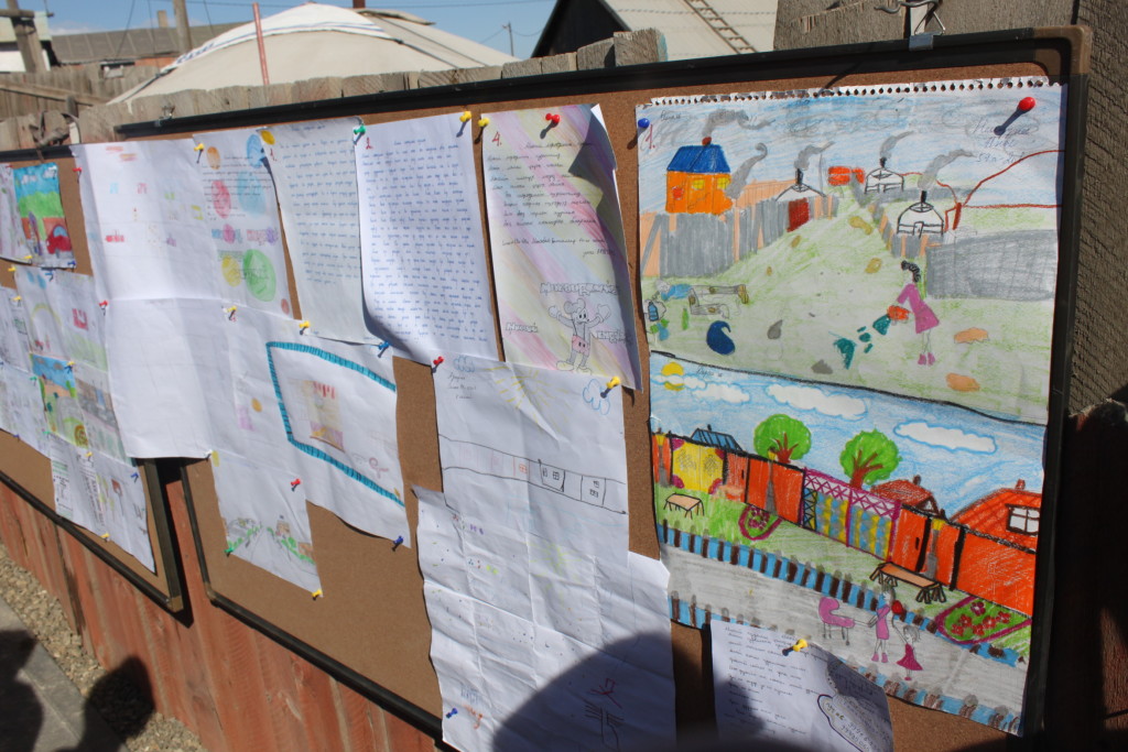 Чингэлтэй дүүргийн хүүхдүүд гудамжныхаа тухай зураг зурж шүлэг талархалын захидал бичжээ