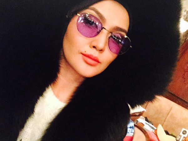 Жүжигчин Б Хулангийн нэг хобби нүдний шил