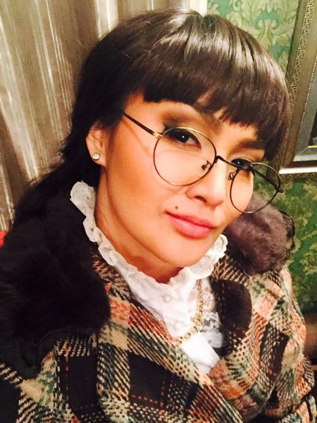 Жүжигчин Б Хулангийн нэг хобби нүдний шил