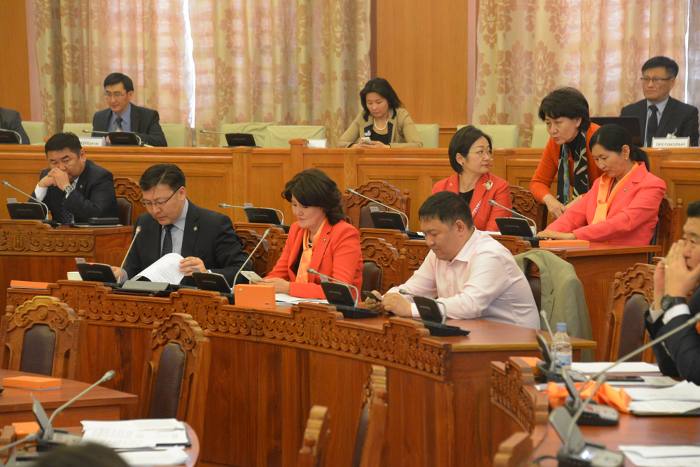 Гэр бүлийн хүчирхийлэлтэй тэмцэх тухай хуулийн төслийг хэлэлцэхээр боллоо Өглөө мн