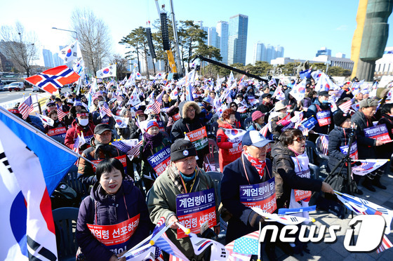 БНСУ ын Үндсэн хуулийн цэцийн шийдвэрийг эсэргүүцсэн жагсаалын үеэр