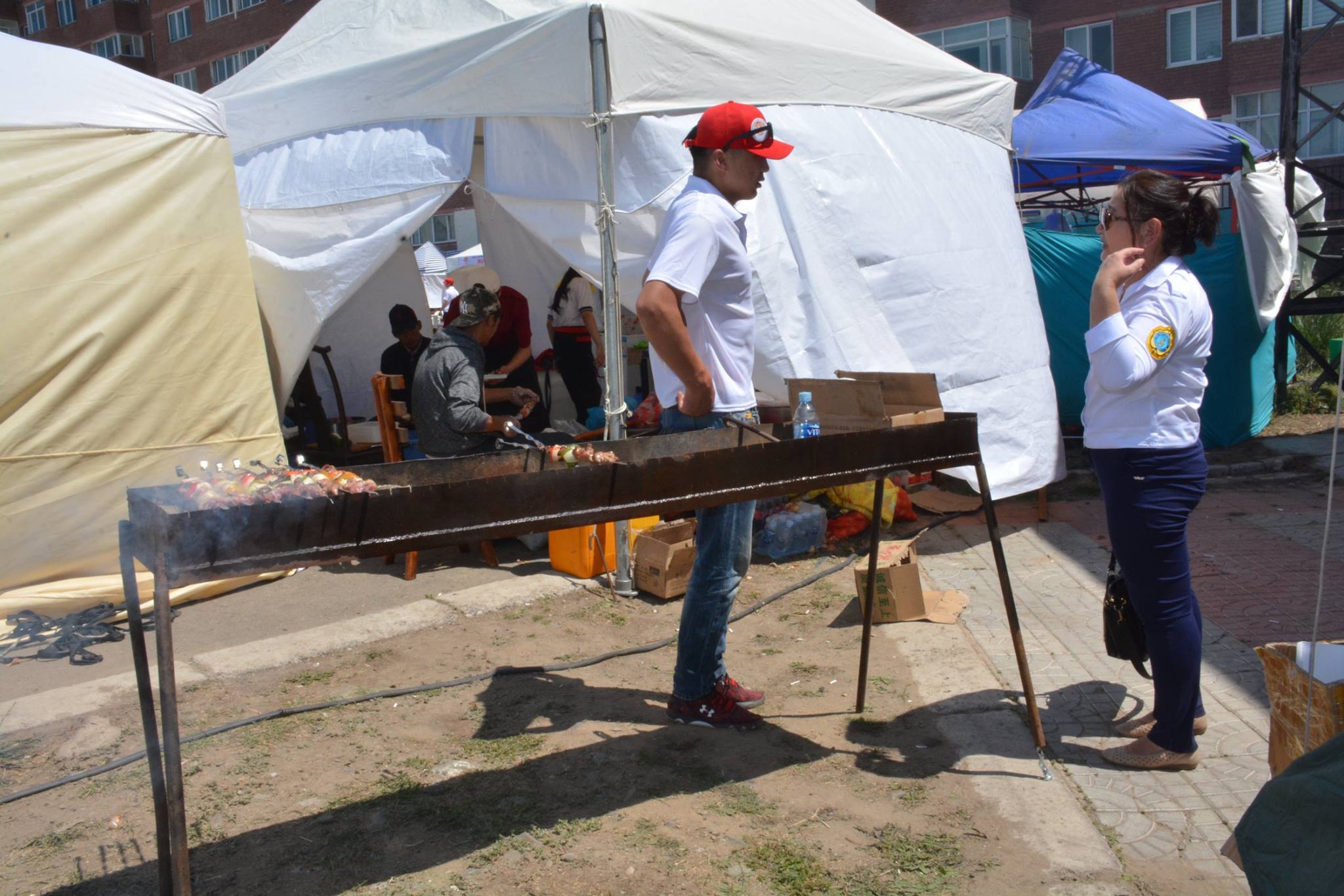 Зөвшөөрөлгүй гар дээрээс худалдаалж буй хоол хүнс хүнсний бүтээгдэхүүн худалдан авахгүй байхыг