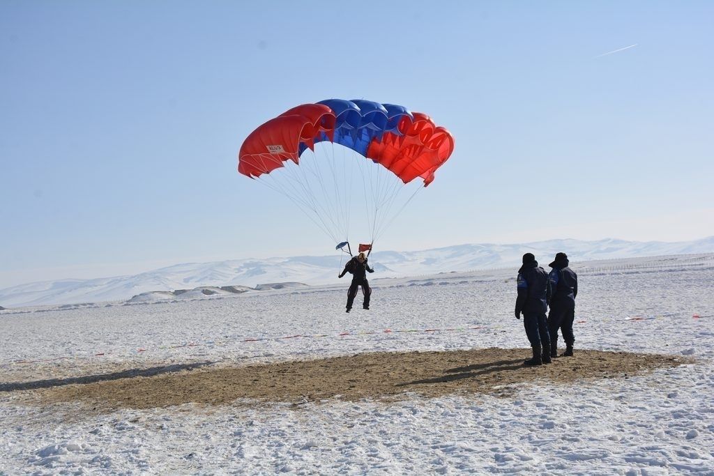 Фото:305 дах удаагийн шүхрийн буулт – Өглөө.мн