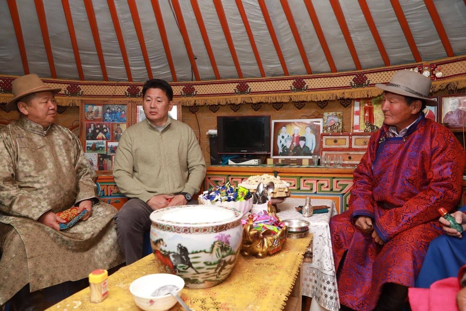 Ерөнхий сайд Баянхонгор аймгийн Өлзийт сумын малчин Д Бямбадоржийнд зочиллоо Өглөө мн