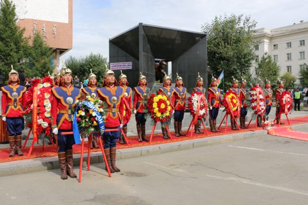 Хэлмэгдэгсдийн хөшөө дурсгалын цогцолборт хүндэтгэл үзүүллээ Өглөө мн