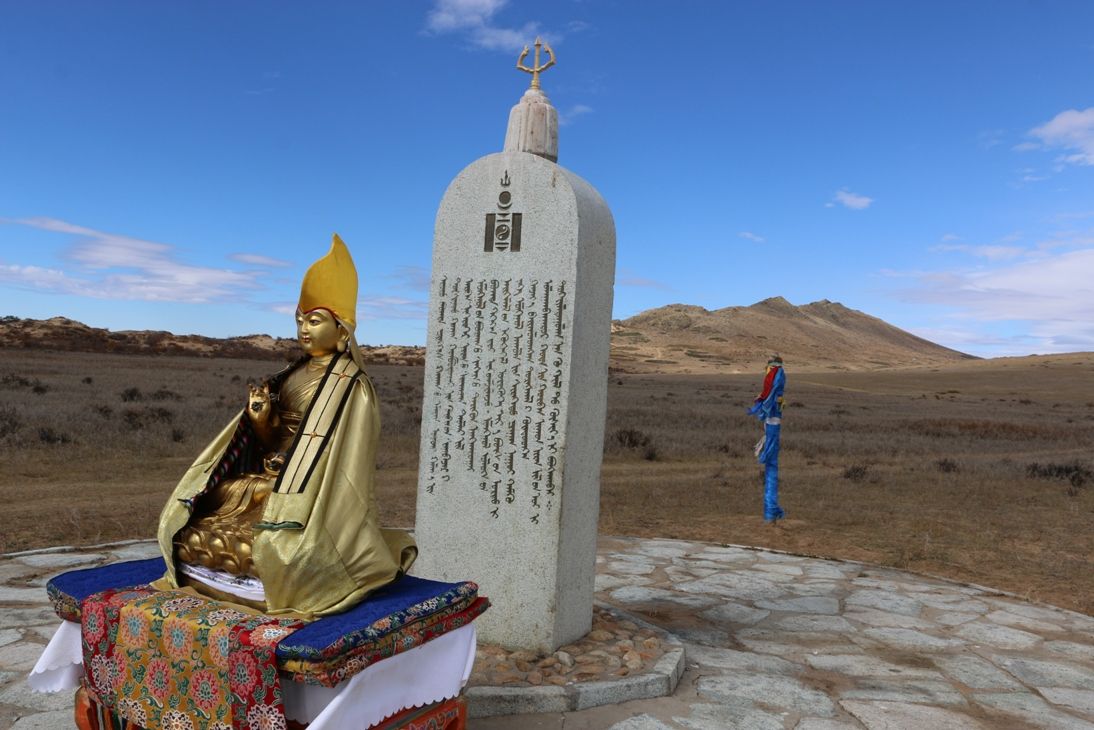 Нийслэлийн удирдлагууд “Ширээ цагаан нуур” ын гэрэлт хөшөөнд хүндэтгэл үзүүллээ Өглөө мн
