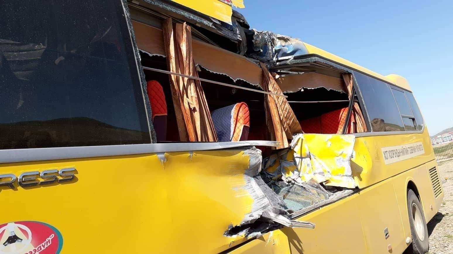 Хүнд даацын ачааны машин зорчигч тээврийн автобусыг мөргөсний улмаас нэг хүн амиа алджээ Өглөө мн