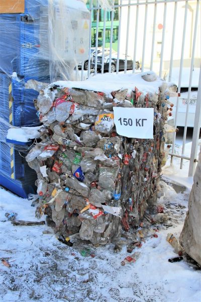 Найман аймагт хуванцар хогны эзлэхүүнийг багасгах бутлагч машин хүлээлгэж өглөө Өглөө мн