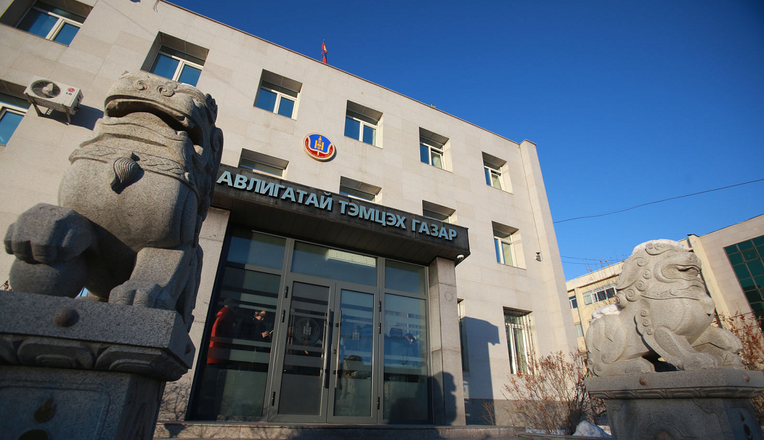 АТГ Баянхонгор аймгийн Засаг дарга Д Мөнхсайхан бусдад давуу байдал бий болгож Авлигын эсрэг